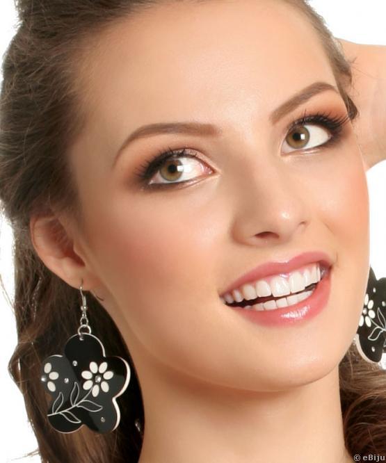 Cercei floare alba pe fundal negru cu strasuri