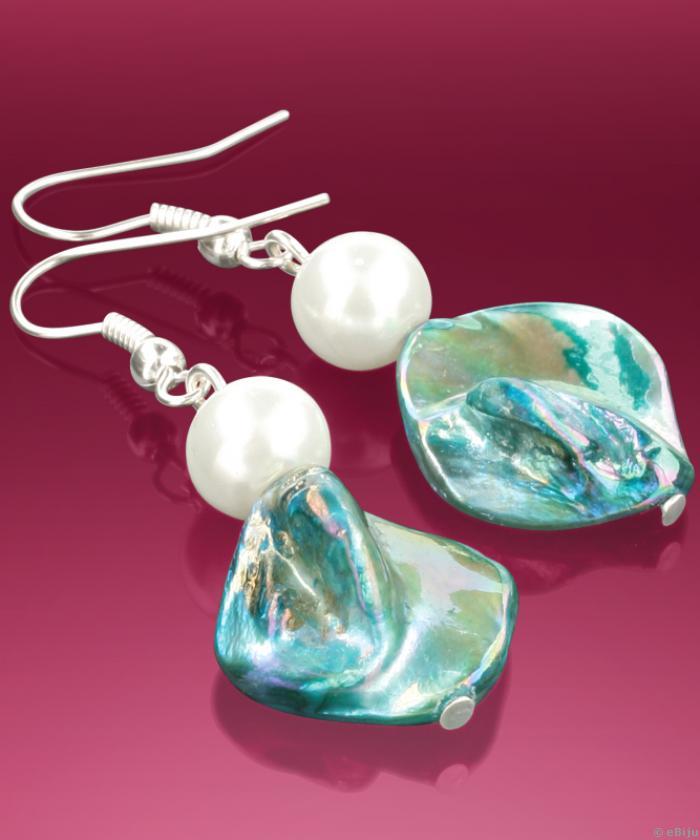 Cercei sidef tucoaz lucios cu perle albe de sticla