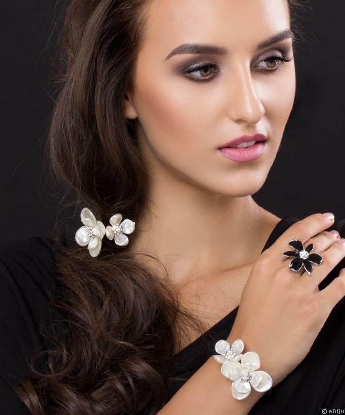 Inel floare neagr[ cu 6 petale, cristale albe şi metal argintiu